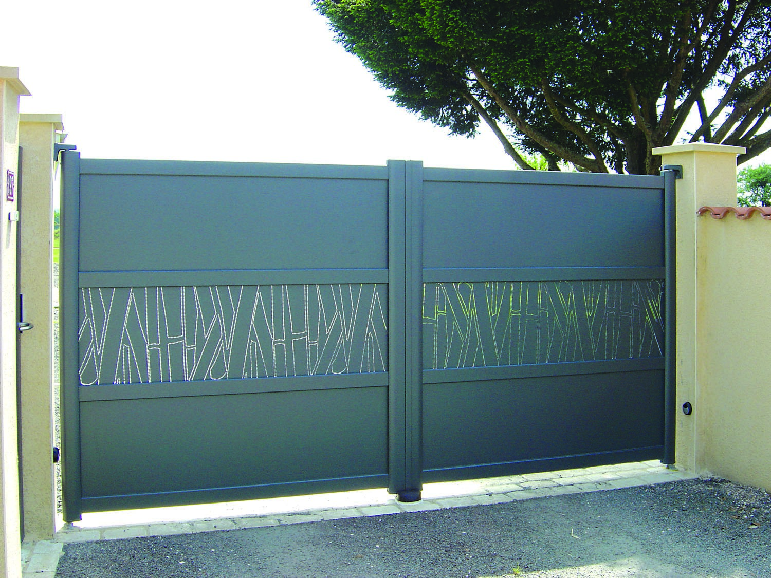 Comment motoriser son portail battant avec une pente ? - Domalu