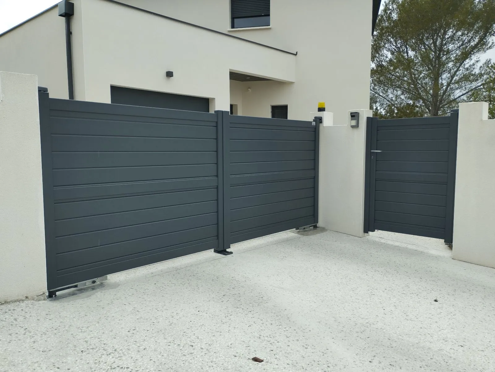 Portail coulissant ou battant : que choisir ? | Domalu - Domalu