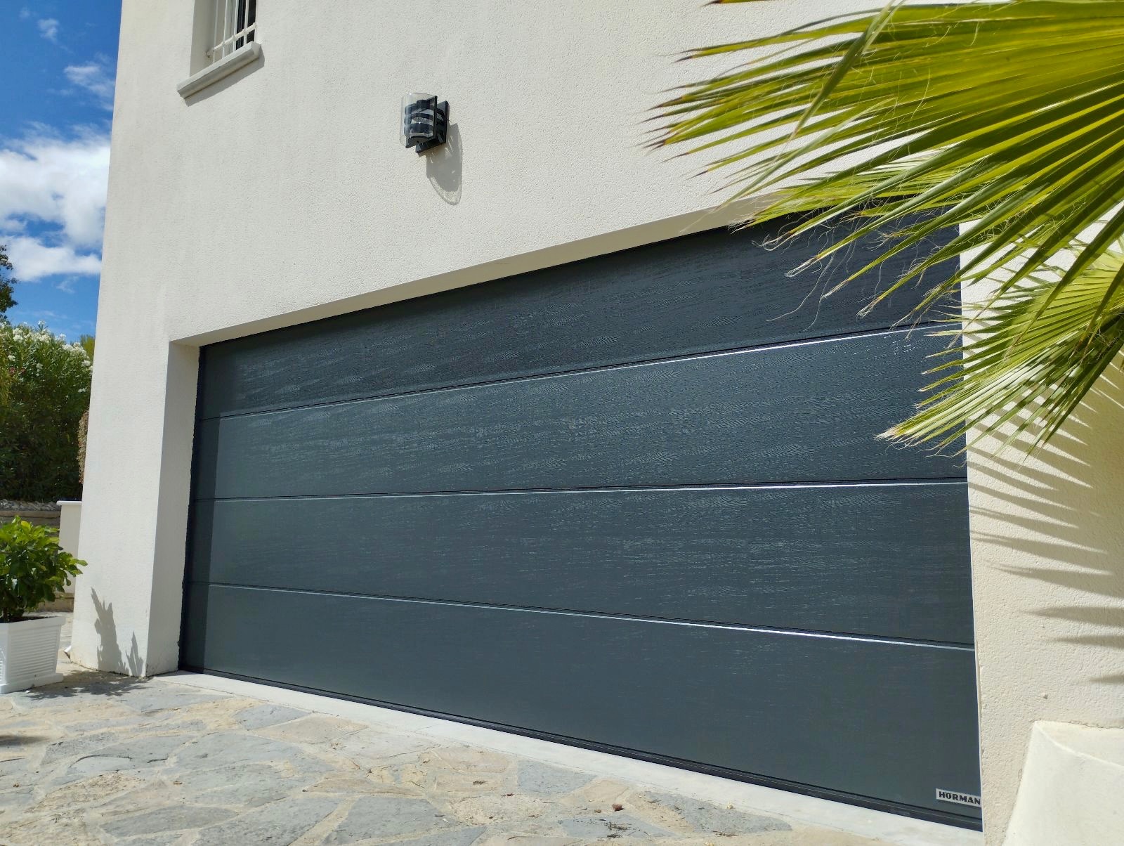 Porte de garage sectionnelle : optimisez l’espace de votre garage